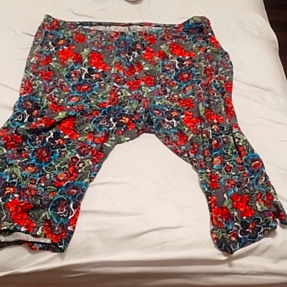 Pants & Jumpsuits | Size 3x Flower Capris Leggings | Poshmark